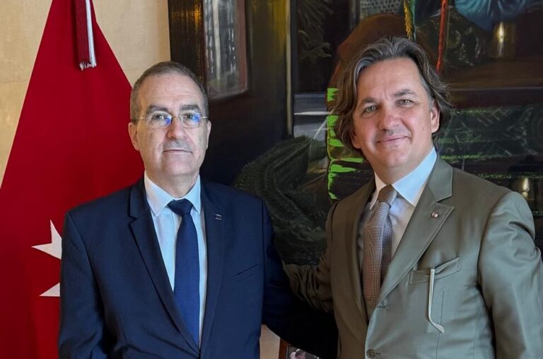 L’Ambassadeur Brunie reçoit la visite de courtoisie de S. Exc. l ...